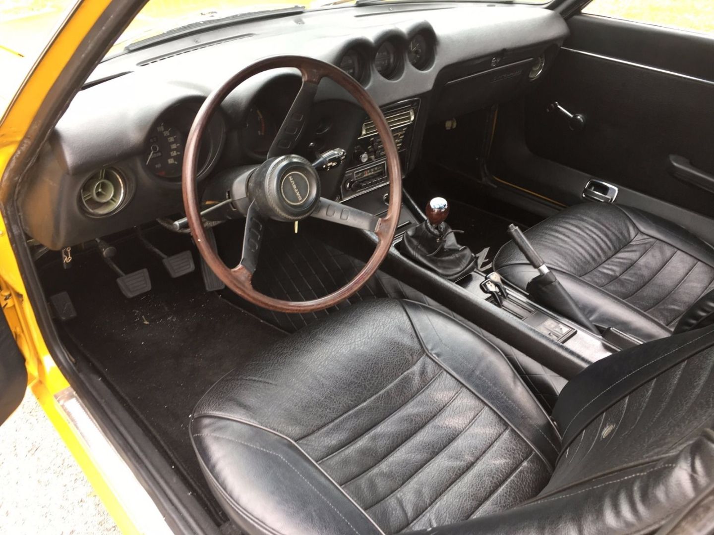 240Z Paint and Interior – ZRegistry.org