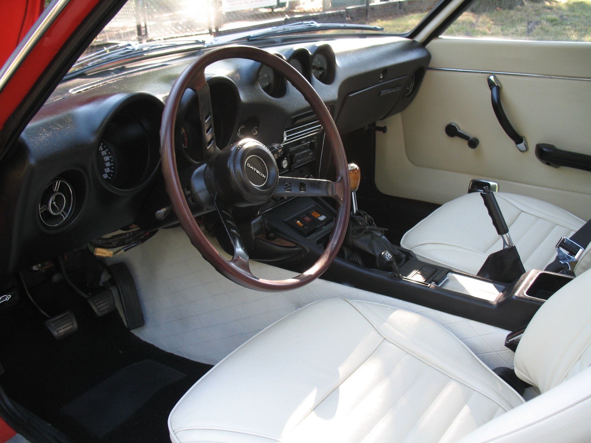 240Z Paint and Interior – ZRegistry.org